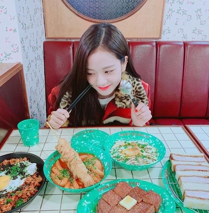 Gemas! Jisoo BLACKPINK, Si Pencinta Kopi yang Dapat Jersey Erling Haaland