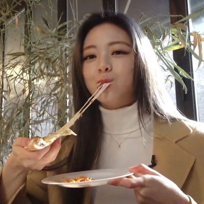 Gemas! Jisoo BLACKPINK, Si Pencinta Kopi yang Dapat Jersey Erling Haaland