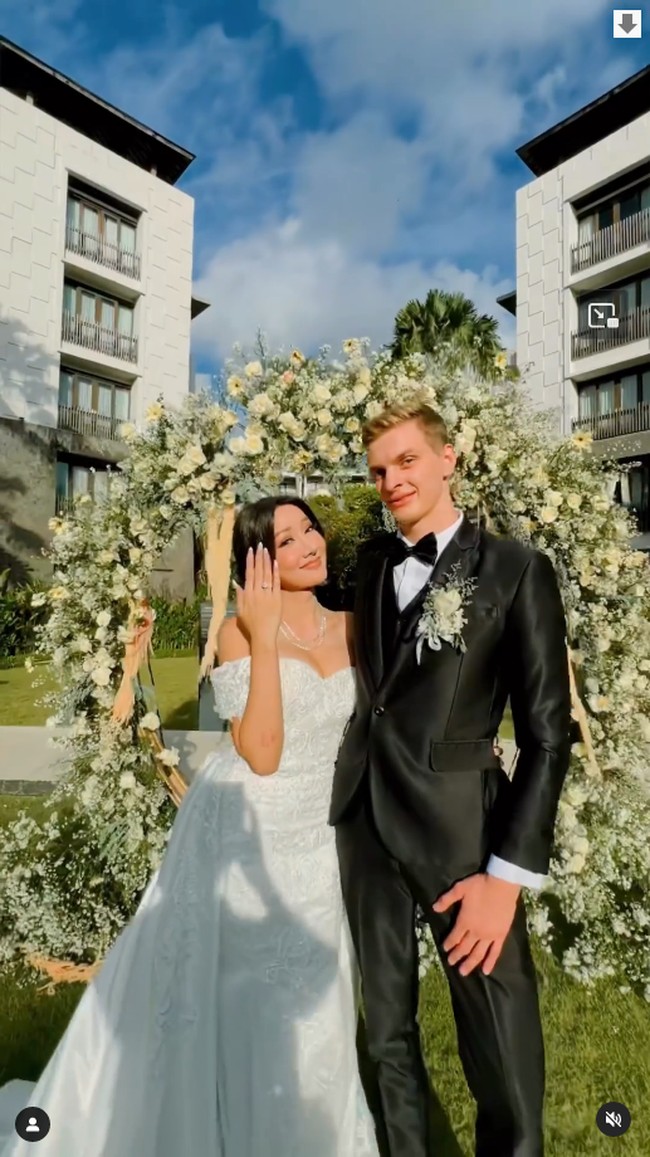 Gaya Lucinta Luna Dilamar Pacar Bule Pakai Baju Pengantin, Jadi Kontroversi