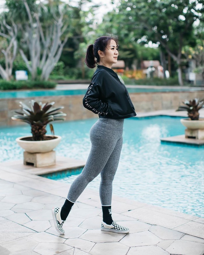 10 Potret Elok Tante Ernie, Tampil Bugar meski Umur Sudah 40-an