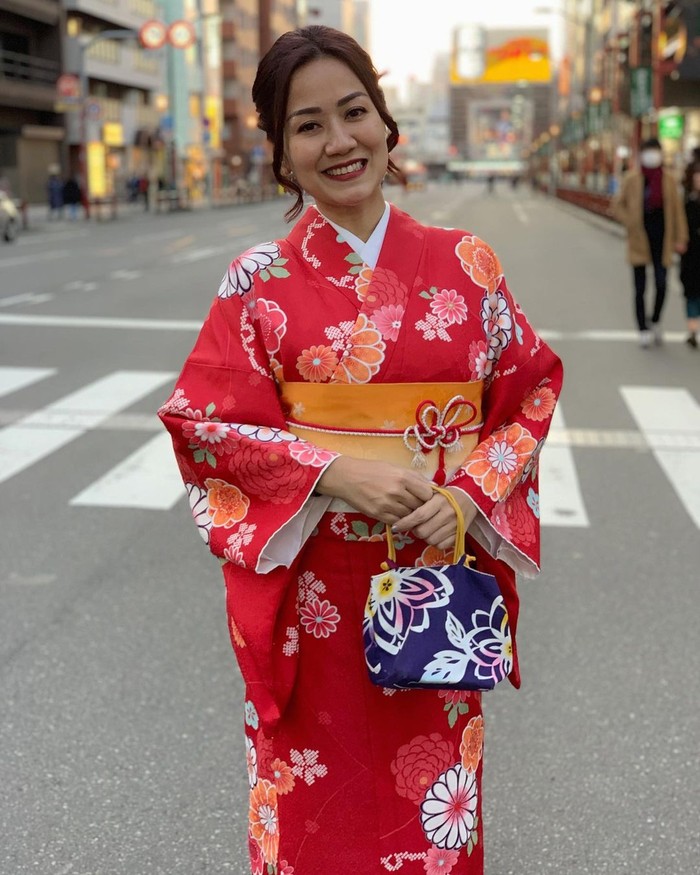 10 Potret Elok Tante Ernie, Tampil Bugar meski Umur Sudah 40-an