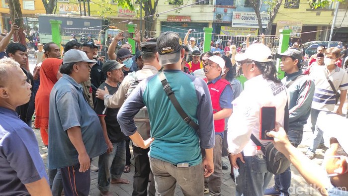 Relokasi Pedagang Pasar Larangan Sidoarjo Ricuh, 2 Provokator Ditangkap Relokasi Pedagang Pasar Larangan Sidoarjo Ricuh, 2 Provokator Ditangkap
