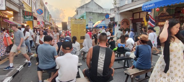 Pasar Malam Phuket Cuma Hari Minggu, Isinya Brownis Ganja Sampai Baju Pasar Malam Phuket Cuma Hari Minggu, Isinya Brownis Ganja Sampai Baju