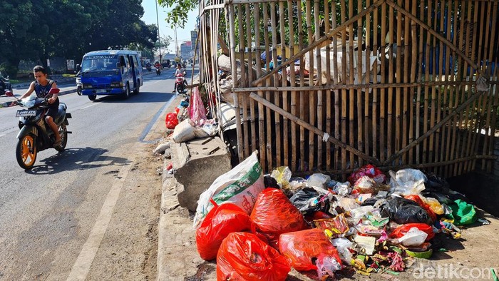 Jorok! Sampah Menggunung di Pinggir Jalan Diponegoro Tambun Jorok! Sampah Menggunung di Pinggir Jalan Diponegoro Tambun