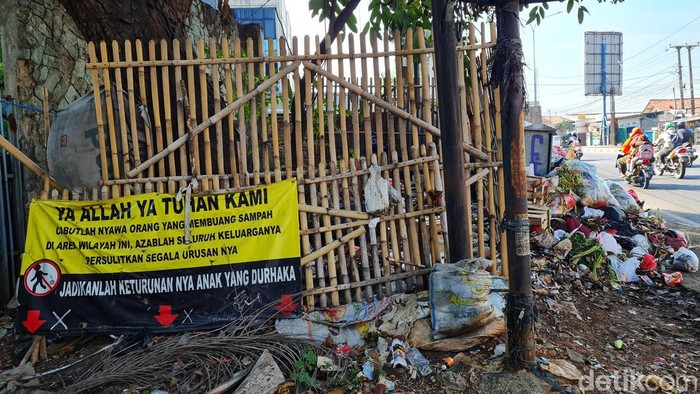 Jorok! Sampah Menggunung di Pinggir Jalan Diponegoro Tambun Jorok! Sampah Menggunung di Pinggir Jalan Diponegoro Tambun