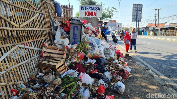 Jorok! Sampah Menggunung di Pinggir Jalan Diponegoro Tambun Jorok! Sampah Menggunung di Pinggir Jalan Diponegoro Tambun