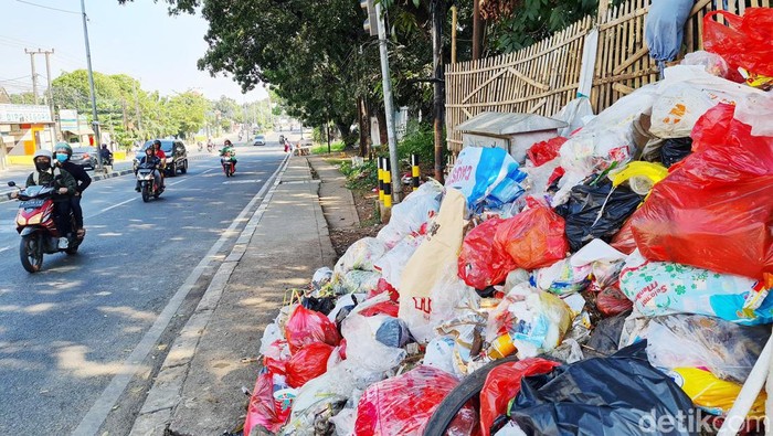 Jorok! Sampah Menggunung di Pinggir Jalan Diponegoro Tambun Jorok! Sampah Menggunung di Pinggir Jalan Diponegoro Tambun