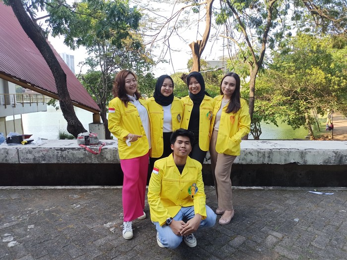Momen Kegembiraan Maba UI Ambil Jaket Kuning