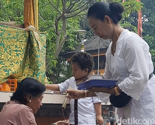 Potret Umat Hindu Jakarta Rayakan Galungan di Pura Rawamangun