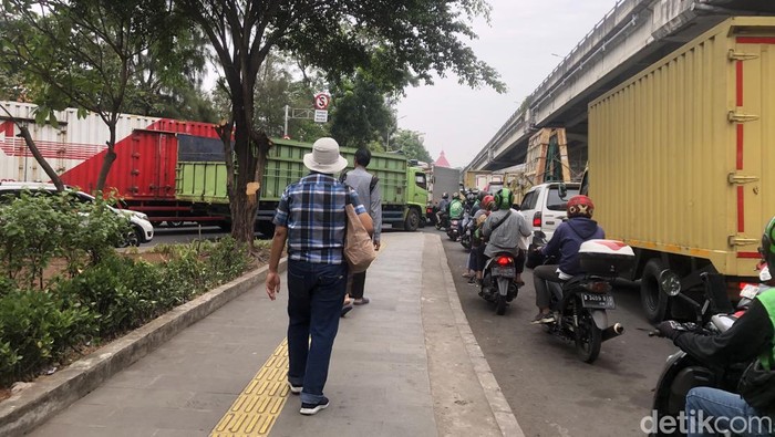 Potret Kemacetan di Depan Mal Cijantung Imbas Perbaikan Jalan