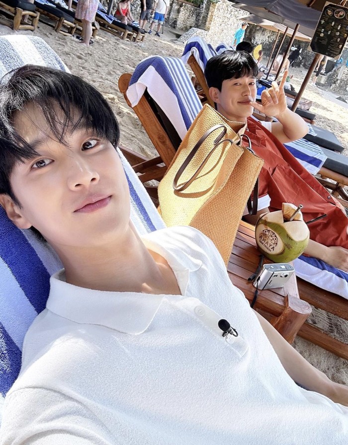 Pose Pacar Jisoo 'BLACKPINK', Ahn Bo Hyun Saat Minum Bir dan Es Kelapa ...