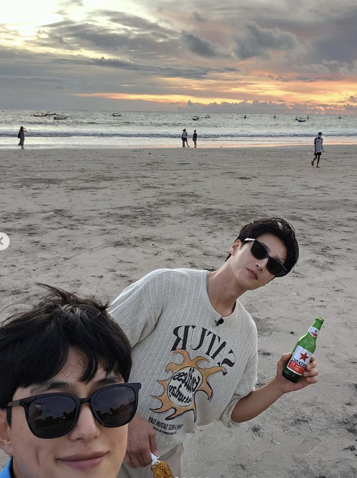 Pose Pacar Jisoo 'BLACKPINK', Ahn Bo Hyun Saat Minum Bir dan Es Kelapa ...