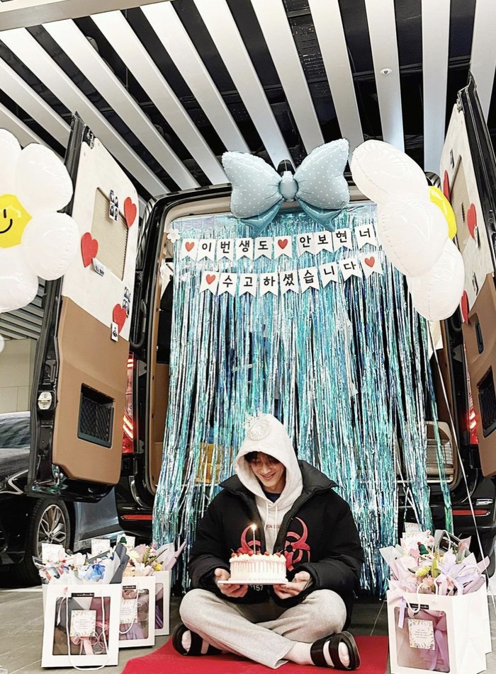 Pose Pacar Jisoo 'BLACKPINK', Ahn Bo Hyun Saat Minum Bir dan Es Kelapa ...