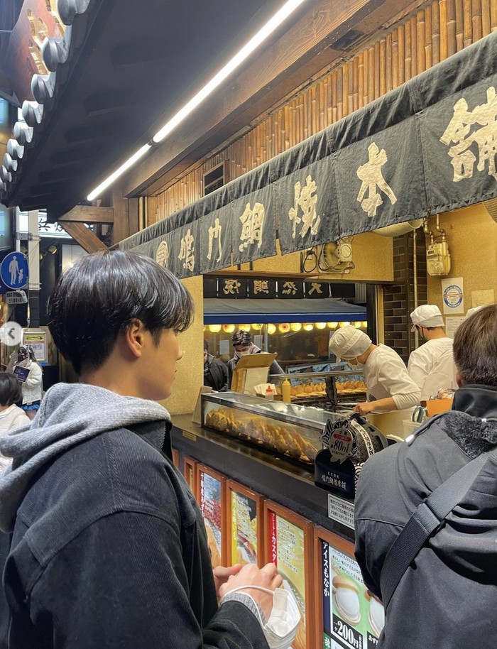 Pose Pacar Jisoo 'BLACKPINK', Ahn Bo Hyun Saat Minum Bir dan Es Kelapa ...