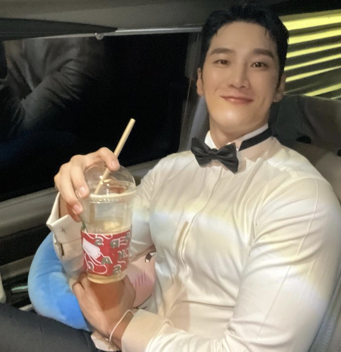 Pose Pacar Jisoo 'BLACKPINK', Ahn Bo Hyun Saat Minum Bir dan Es Kelapa ...