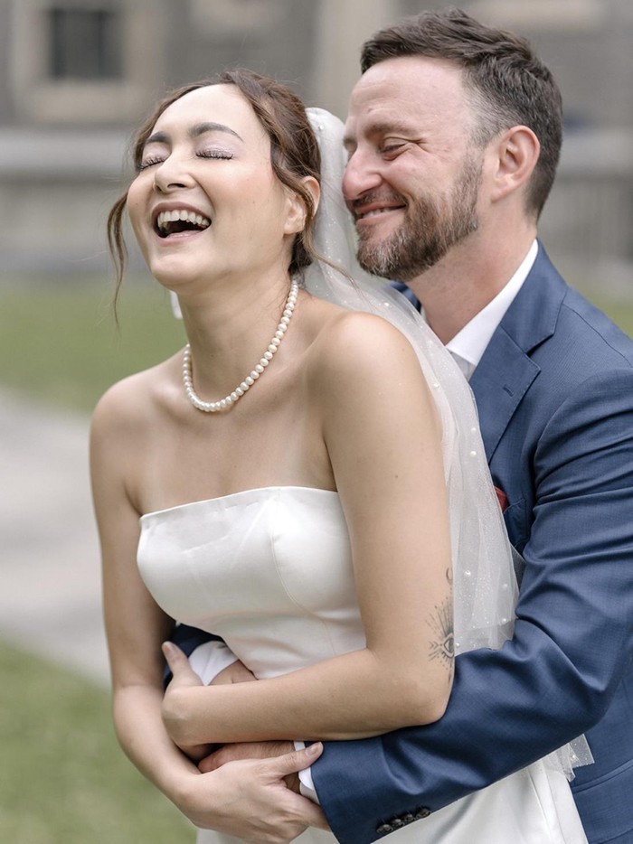 Happy Wedding! 12 Senyum Merekah Dewi Rezer dan Ethan Alrmk di Hari Bahagia