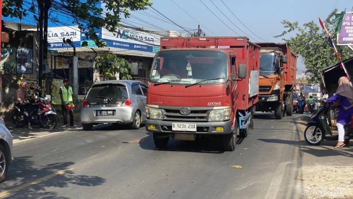Warga Minta Jalan di Sawangan Depok Diperlebar demi Kurangi Macet Warga Minta Jalan di Sawangan Depok Diperlebar demi Kurangi Macet