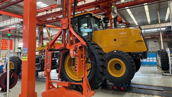 Begini Suasana di Pabrik Alat Berat