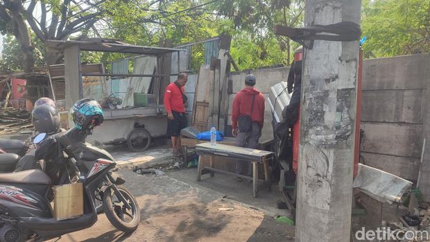 27 Lapak Pedagang Digusur Imbas Proyek Jembatan Tol Kaligawe Semarang 27 Lapak Pedagang Digusur Imbas Proyek Jembatan Tol Kaligawe Semarang