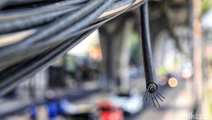 Penampakan Kabel Semrawut di Ciledug Raya Jaksel