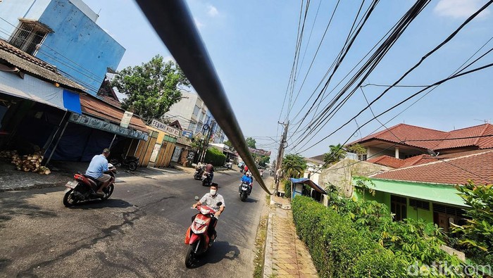 Penampakan Kabel Semrawut di Ciledug Raya Jaksel