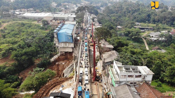Potret Perbaikan Jembatan Eks Longsor di Bogor-Sukabumi