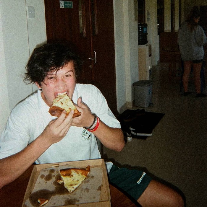 Arya Vasco, Pacar Cinta Laura Ini Hobi Jajan Burger hingga Pizza