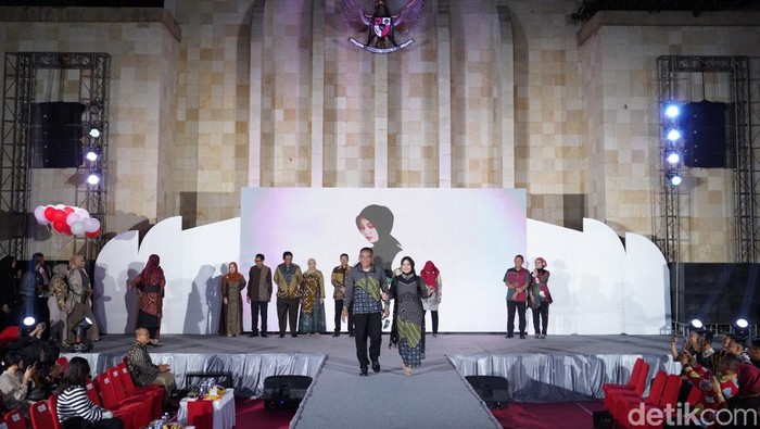 Kreasikan Batik-Lurik, 50 Desainer Pamer Karya di Klaten Fashion Festival