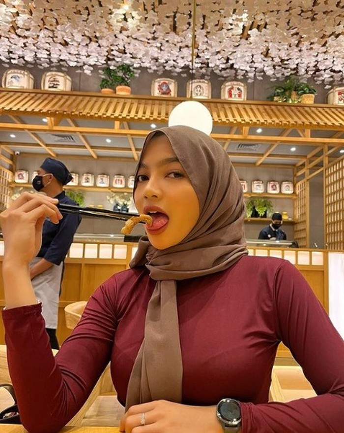 Oklin Fia Kembali Dihujat 10 Cara Makannya Ini Dinilai Terlalu Vulgar Foto 8