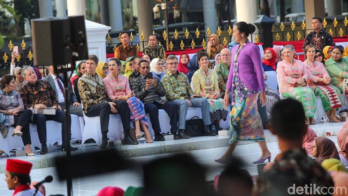 Potret Jokowi dan Iriana Berbusana Betawi Buka Istana Berkebaya