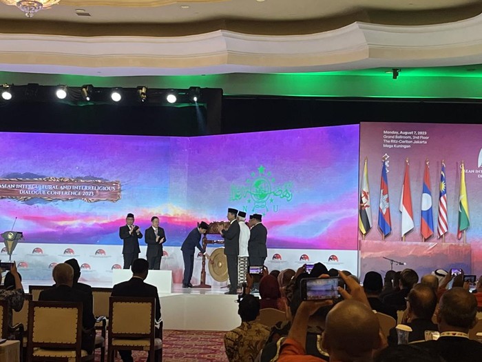 Jokowi Pukul Gong, ASEAN IIDC 2023 Resmi Dibuka Jokowi Pukul Gong, ASEAN IIDC 2023 Resmi Dibuka