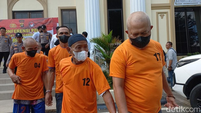 4 Kakek Jadi Pengedar di Jambi, Sabu Disimpan di Plafon Gedung SD 4 Kakek Jadi Pengedar di Jambi, Sabu Disimpan di Plafon Gedung SD
