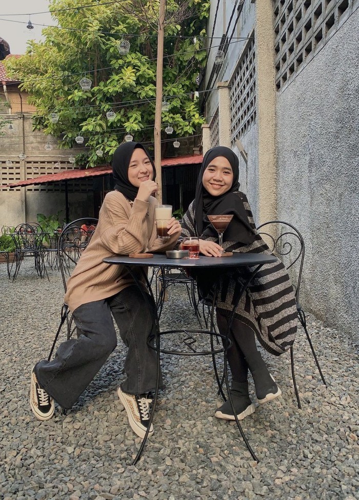 Nissa Sabyan Nongkrong di Kafe Bareng Ayus dan Para Fans