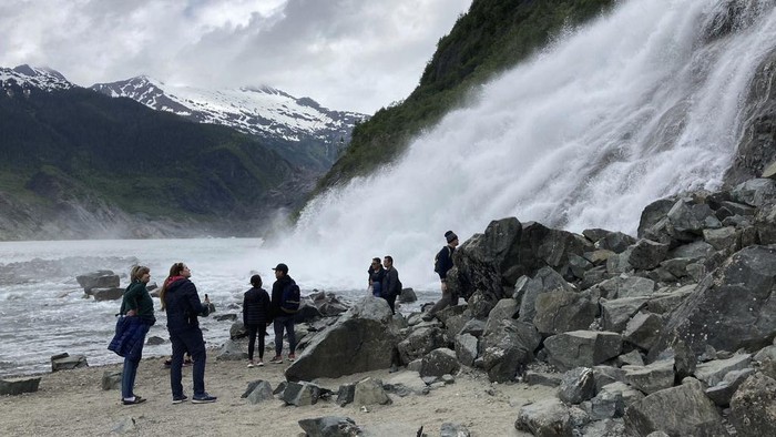 Ribuan Turis Banjiri Kota Juneau Alaska Untuk Nikmati Lanskap Gletser