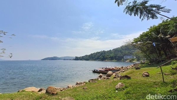 Waduk Jatiluhur, Danau Terbesar Indonesia Cocok untuk Healing Tipis-tipis