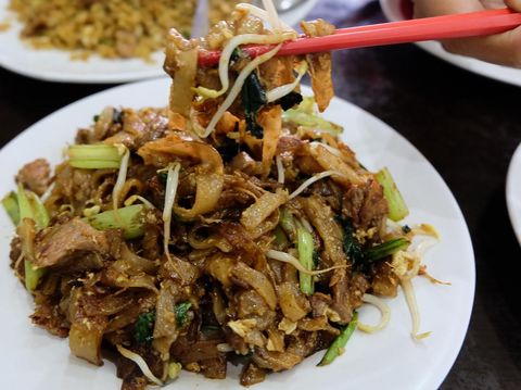 Selalu Ngangenin! 5 Tempat Makan Kwetiau Sapi Legendaris yang Smoky Sedap