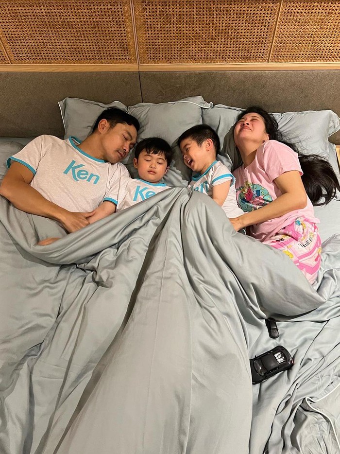 Ultah ke-40, Sandra Dewi Perlihatkan Pose Tidur dengan Suami dan Anak