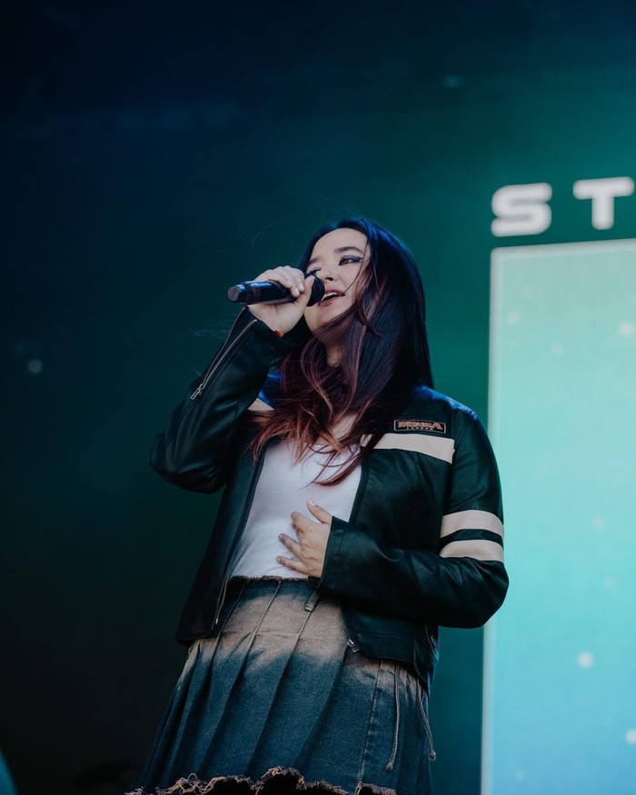 Potret Titi DJ Nonton Stephanie Putri Sambil Dasteran