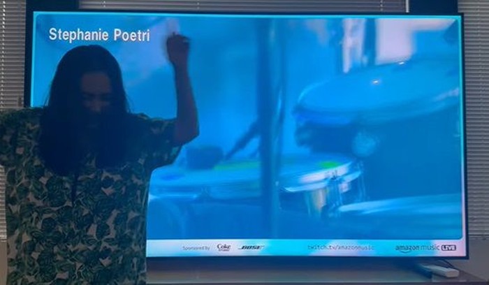 Potret Titi DJ Nonton Stephanie Putri Sambil Dasteran