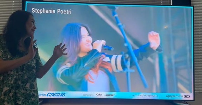 Potret Titi DJ Nonton Stephanie Putri Sambil Dasteran