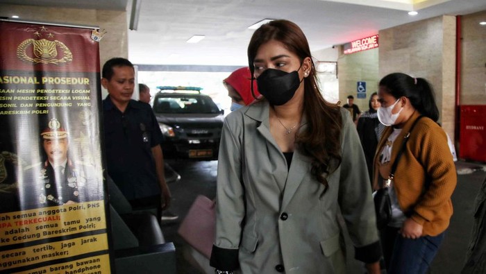 Viral Bayi-bayi Asuhan Dibawa Dinsos, Pratiwi Noviyanthi Datangi Mabes Polri