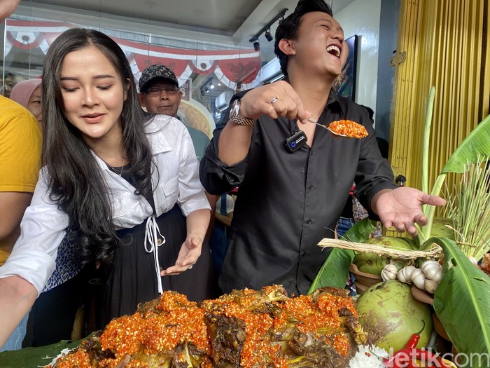 Mesranya Denny Caknan dan Bella Bonita saat Peresmian Restoran Baru