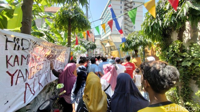 Perlawanan Sia-sia Warga Dukuh Pakis Surabaya Saat Rumahnya Dieksekusi Perlawanan Sia-sia Warga Dukuh Pakis Surabaya Saat Rumahnya Dieksekusi