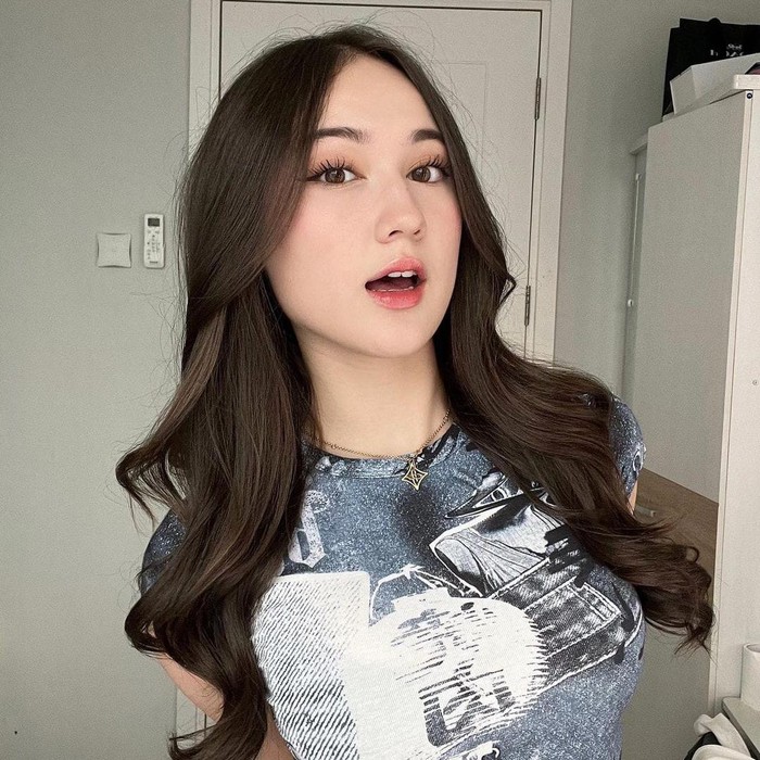 6 Potret Kecantikan Laura Moane, Wanita Blasteran yang Niat Jadi Artis