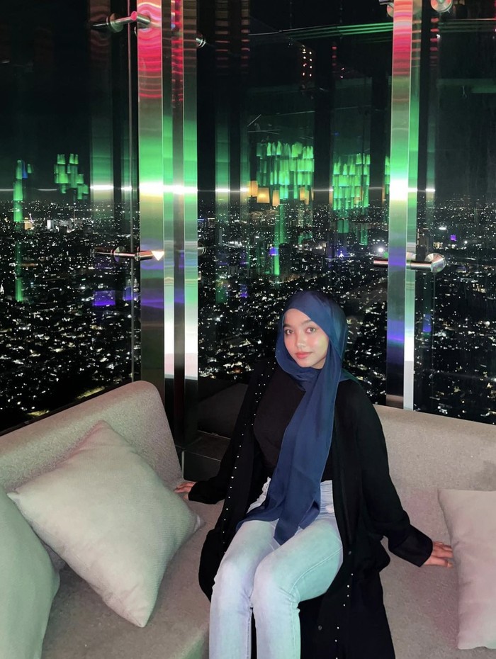 Adik Oklin Fia Saat Santai di Bar dan Restoran Keren, Ini Momennya