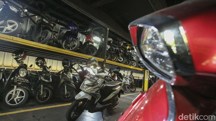Potret Parkir Motor Vertikal, Solusi Keterbatasan Lahan di Jakarta
