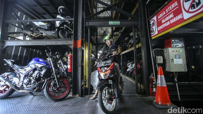 Potret Parkir Motor Vertikal, Solusi Keterbatasan Lahan di Jakarta