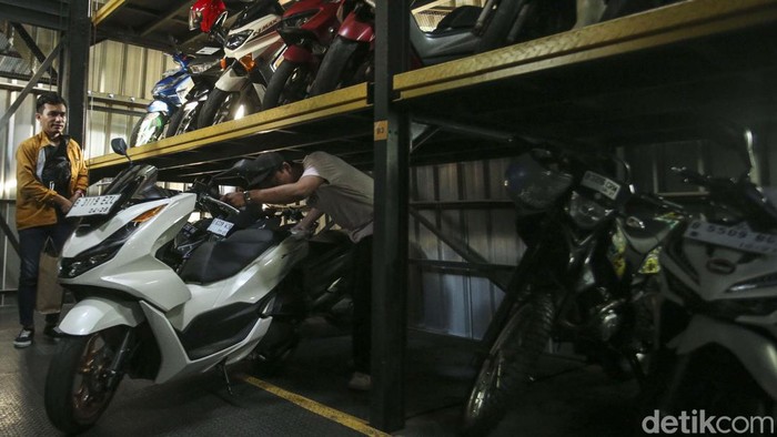 Potret Parkir Motor Vertikal, Solusi Keterbatasan Lahan di Jakarta