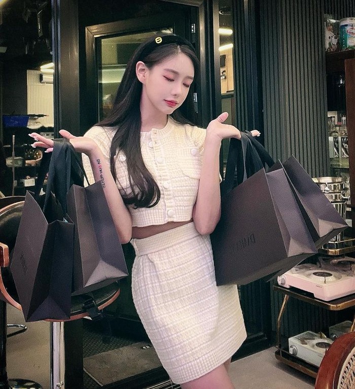 10 Potret Kim Si Won KPoper yang Heboh Disawer Rp 9 M Setelah Jadi BJ