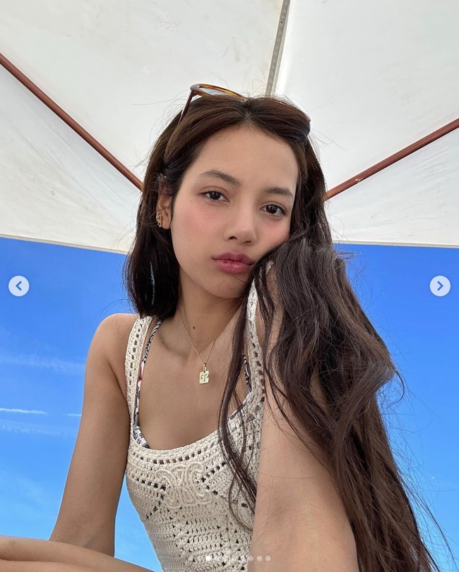 10 Gaya Lisa BLACKPINK Liburan di Yunani, Bikin Heboh Pakai Bikini Tiga Kali